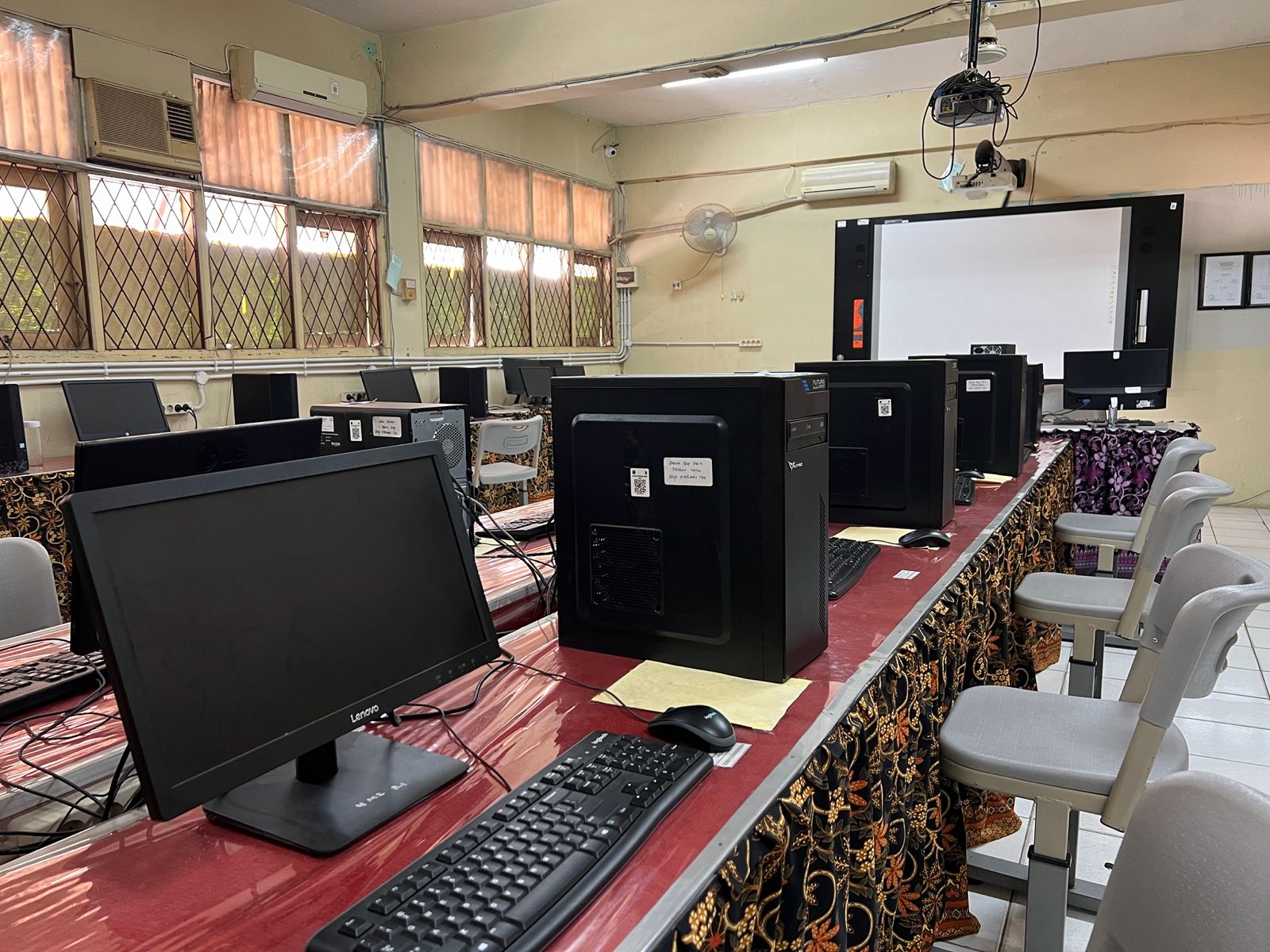 SMP Negeri 136 Jakarta — Laboratorium Komputer